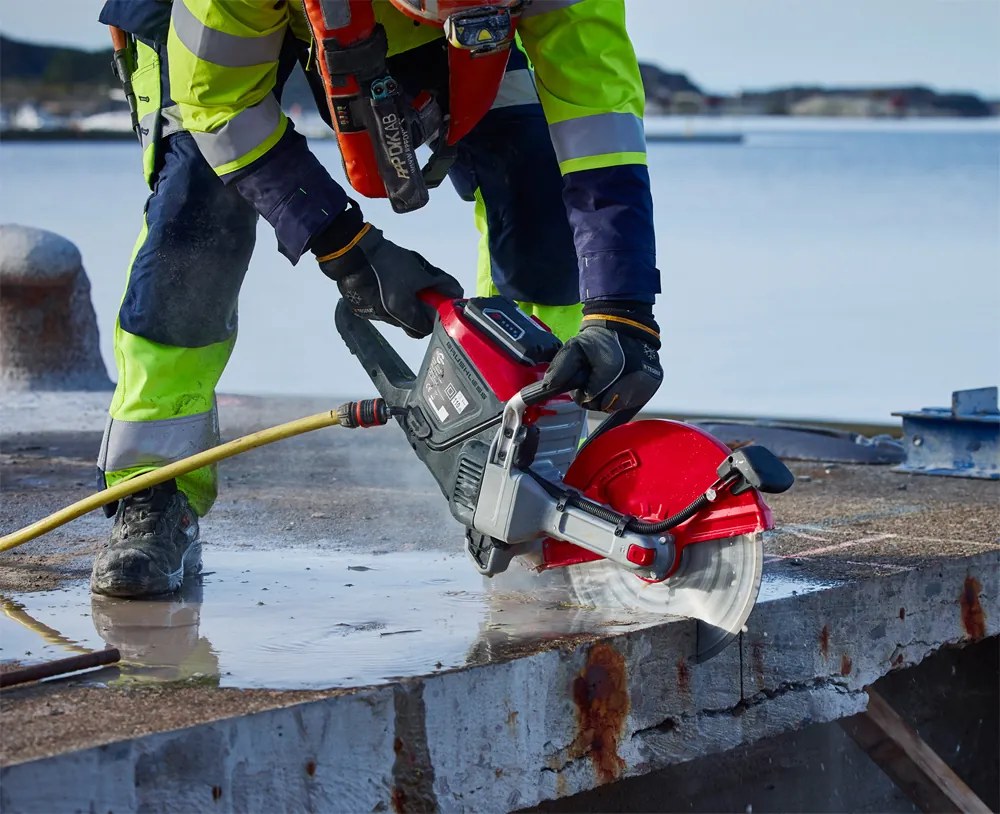 Akumulátorová rozbrušovací pila CRAMER 82PC300 (Dodáváno bez baterie a nabíječky)