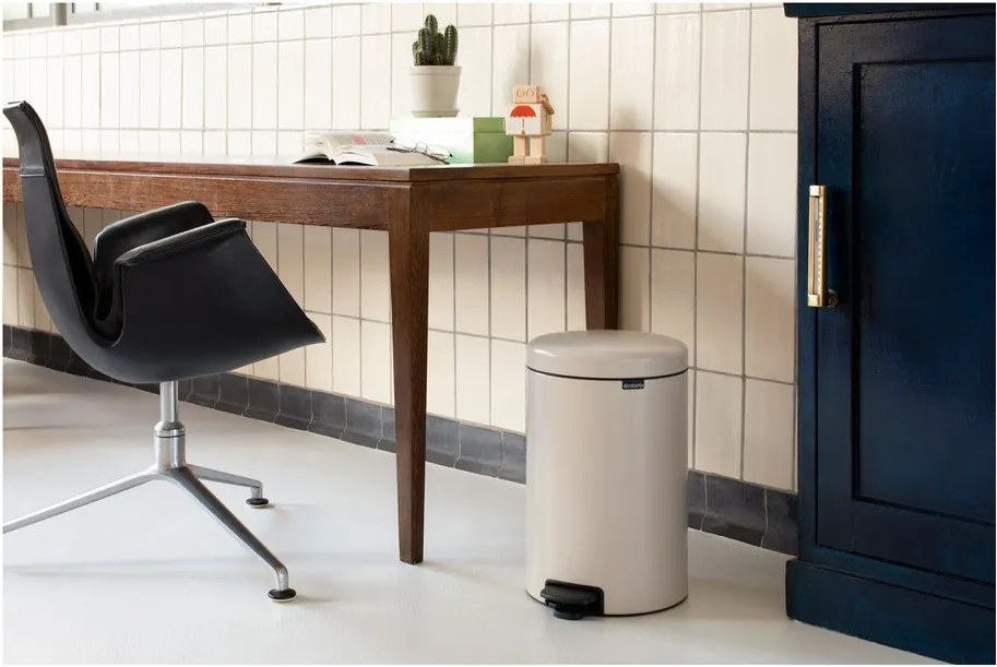 Béžový nášlapný ocelový odpadkový koš 20 l NewIcon – Brabantia