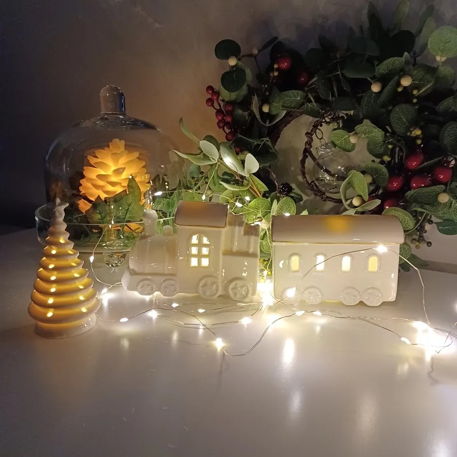 LED svítící dekorace keramický stromeček, 6,2 × 6,2 × 11,2 cm, teple bílá, 2× LR44