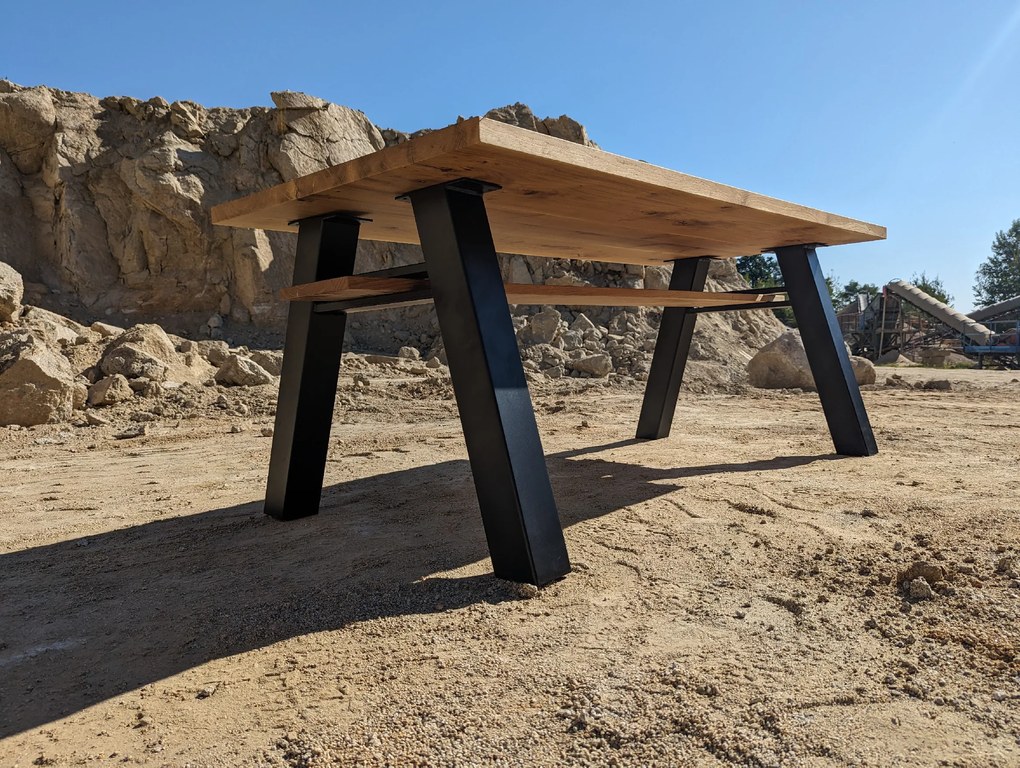 Jídelní stůl z dubového masivu Bridge v industriálním designu Velikost Desky: 1800x1000 (mm)