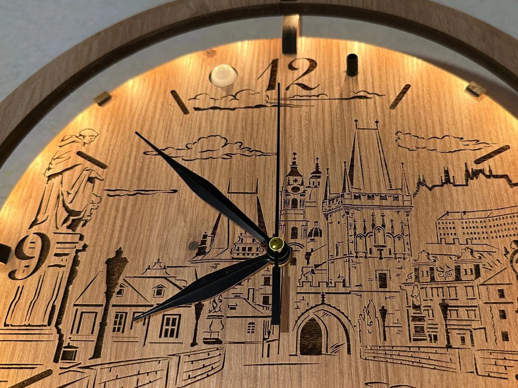 Li-Go "Praha" Světelné hodiny 32 cm provedení povrchu: dub, varianta napájení svítidla: baterie+pohybové čidlo