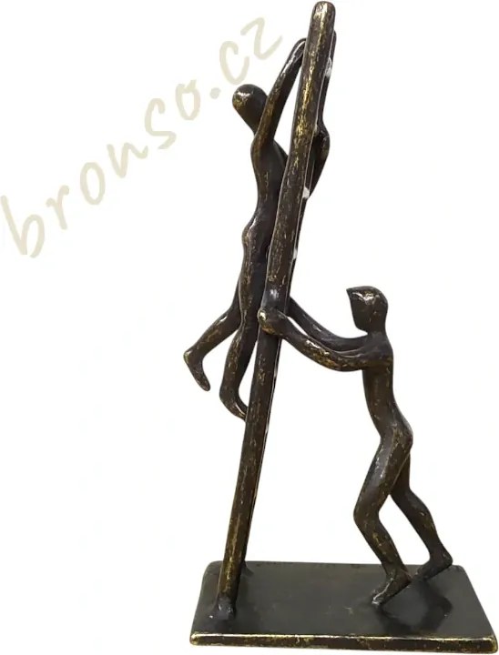 Soška Společně k vrcholu – bronzová figurka symbol spolupráce a úspěchu | Elegantní dekorace