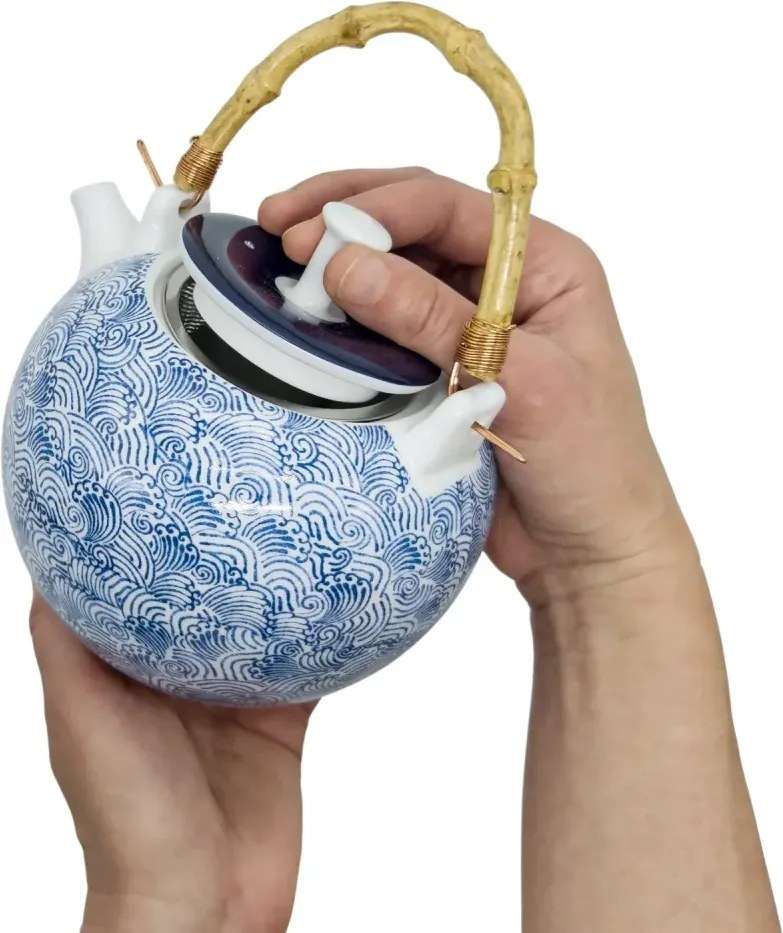 Porcelánová čajová souprava Mizu pro dva, 800 ml – japonský motiv Seigaiha a sítko