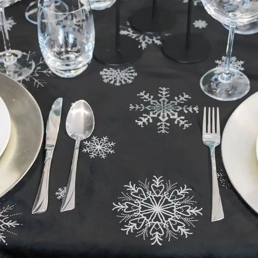 Vánoční ubrus na stůl SNOWFLAKE černá/stříbrná 110x160 cm Mybesthome | BIANO