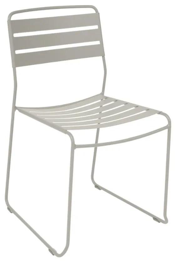 OnaDnes -20% Světle šedá kovová stohovatelná zahradní židle Fermob Surprising