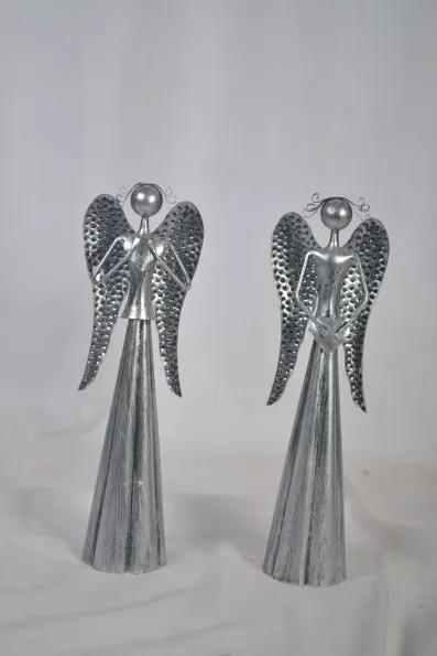 Plechový stříbrný anděl se srdíčkem v horní části, 31 cm