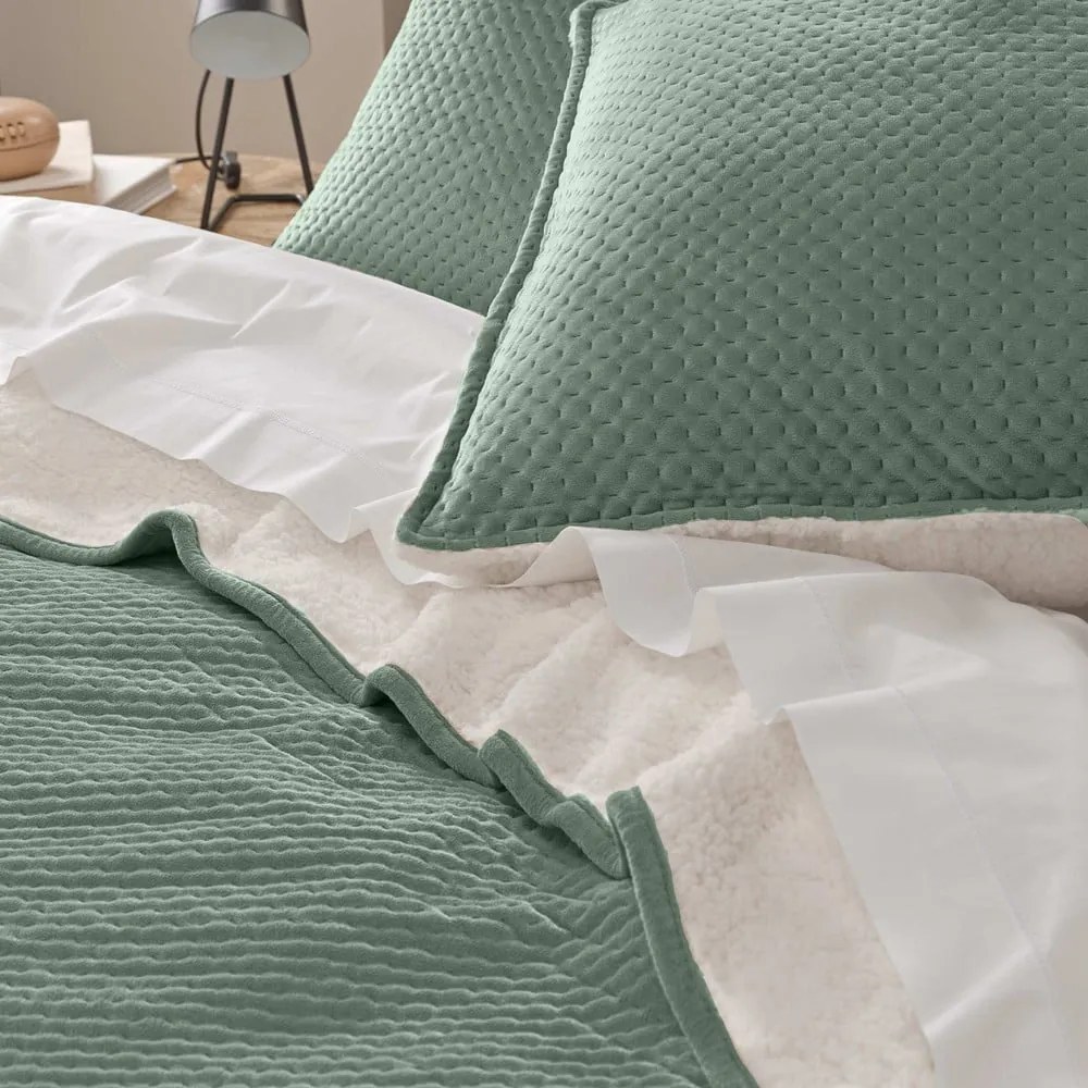 Zelený set přehozu a povlaku na polštář s beránkem 220x240 cm Mylene – douceur d'intérieur