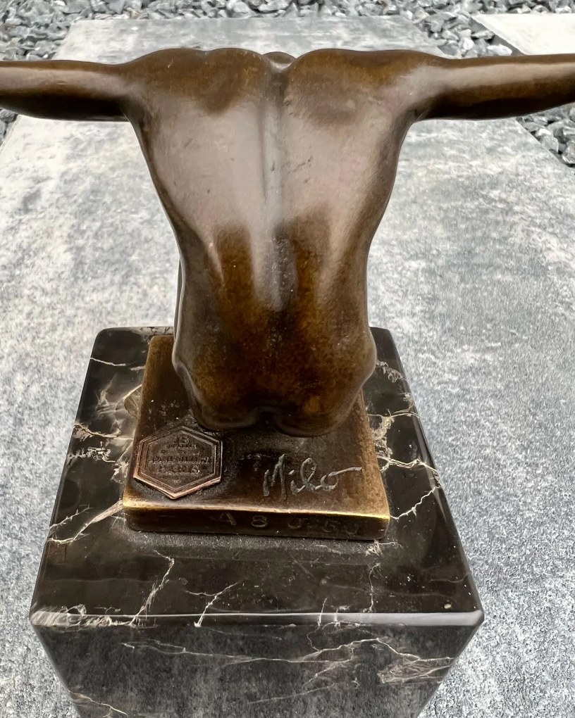 Bronzová socha - soška Nahý muž - skok víry