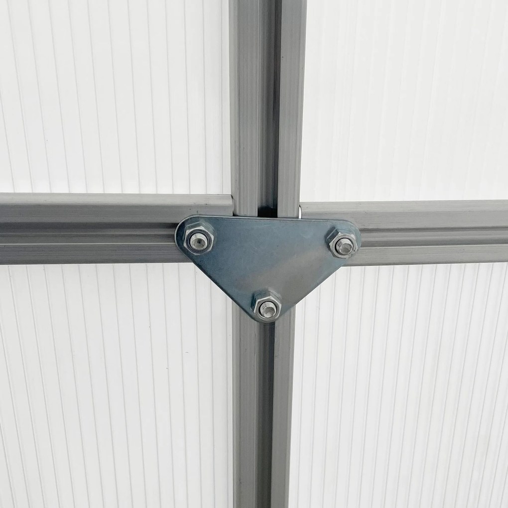 Zahradní skleník Outsunny s polykarbonátem 7,1 m² rozměry 1,9L x 3,75W x 1,99H se základem, nastavitelným střešním oknem a posuvnými dveřmi - Stříbrný