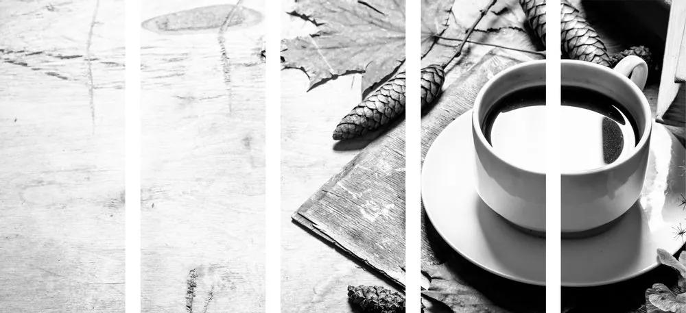 5-dílný obraz šálek kávy v podzimním nádechu v černobílém provedení - 100x50 cm