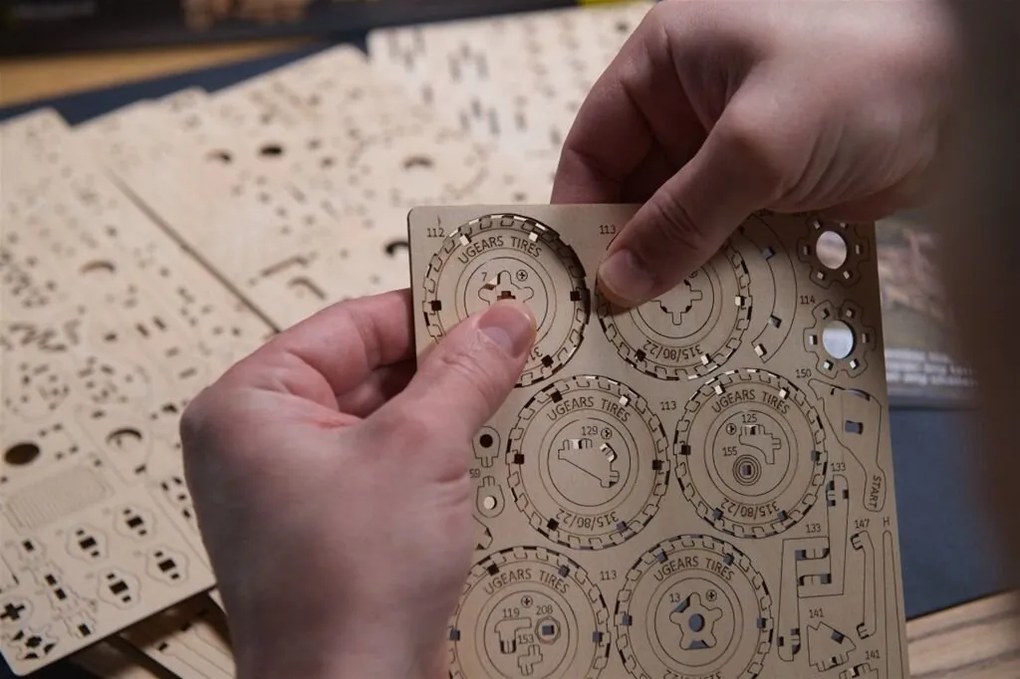 Hračka Ugears 3D dřevěné mechanické puzzle Nákladní auto CARGO [6950385]