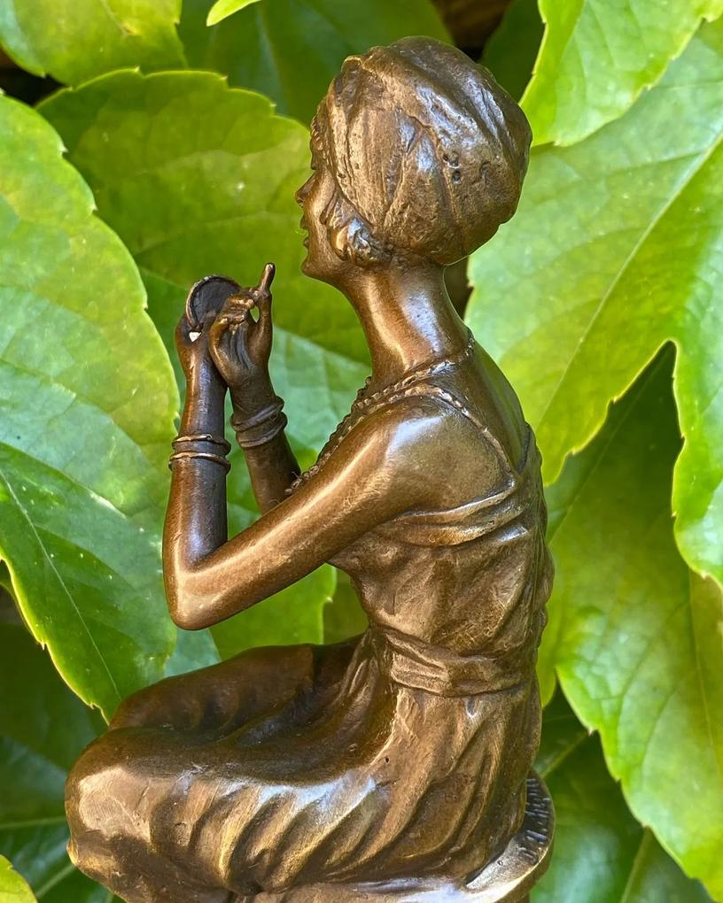 Bronzová socha soška Žena dělá make-up