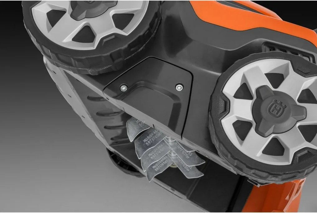 Aku vertikutátor a odmechovač Husqvarna S 138i s baterií a nabíječkou