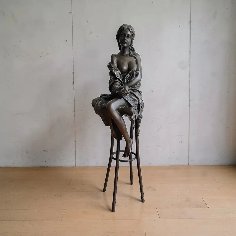 Bronzová socha sedící ženy – signovaná Pierre Colinet – elegantní akt, umělecká figurka