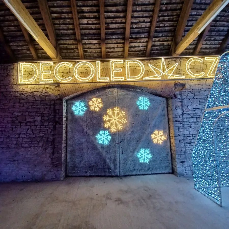Easy Fix LED Neon hadice venkovní, 50 m, D-TYP jednostranný, teple bílá, 3000 diod, bílý kabel, IP44, cívka