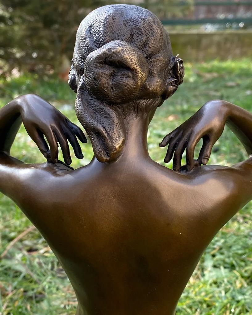 Bronzová socha - Nahá žena s náhrdelníkem