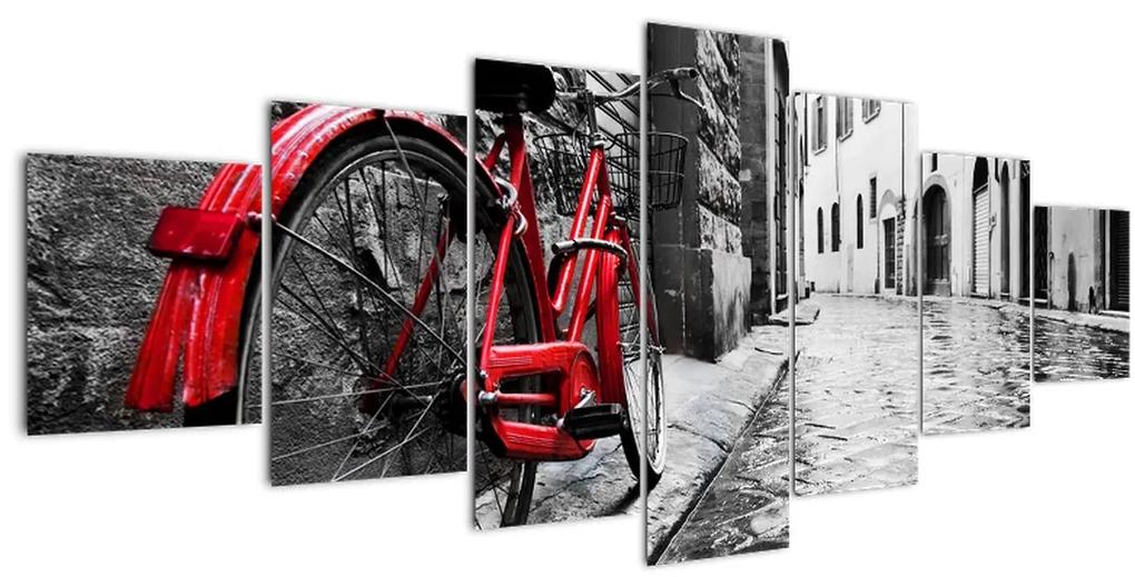 Obraz červeného kola na dlážděné ulici (210x100 cm)
