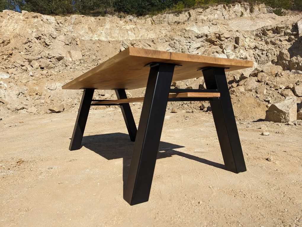 Jídelní stůl z dubového masivu Bridge v industriálním designu Velikost Desky: 2500x1000 (mm)