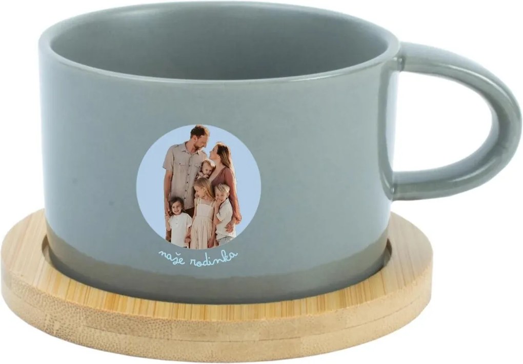 Personalizovaný keramický hrníček "MAKRONKA" s výřezem fotky na podkladu