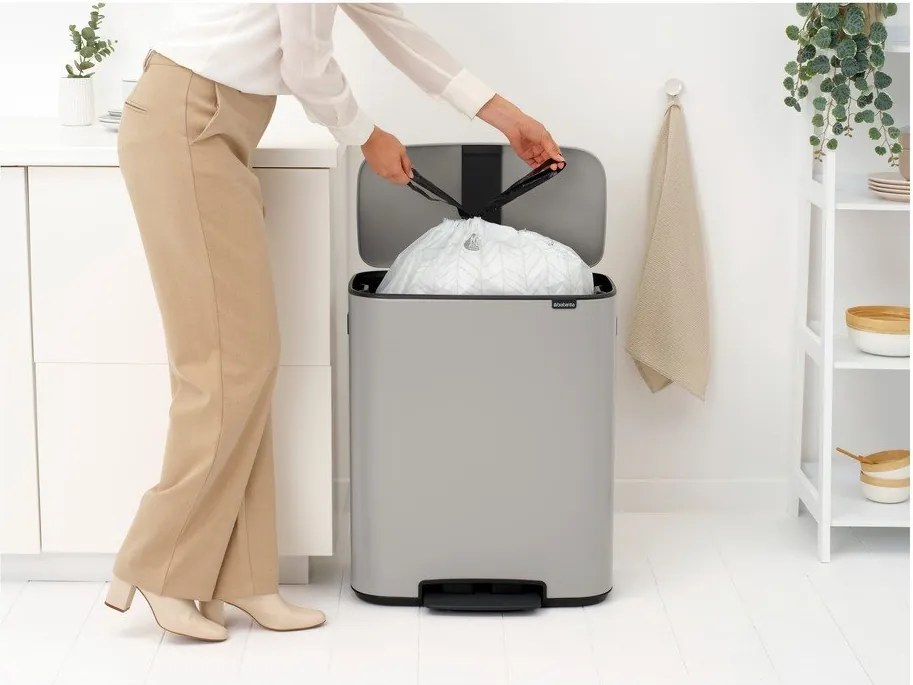 Světle šedý nášlapný ocelový odpadkový koš 60 l Bo – Brabantia