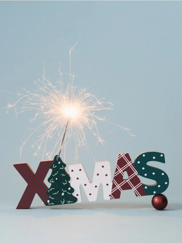 Sinsay - Stojící vánoční dekorace ve tvaru nápisu Xmas s motivem vánočního stromku - vícebarevná