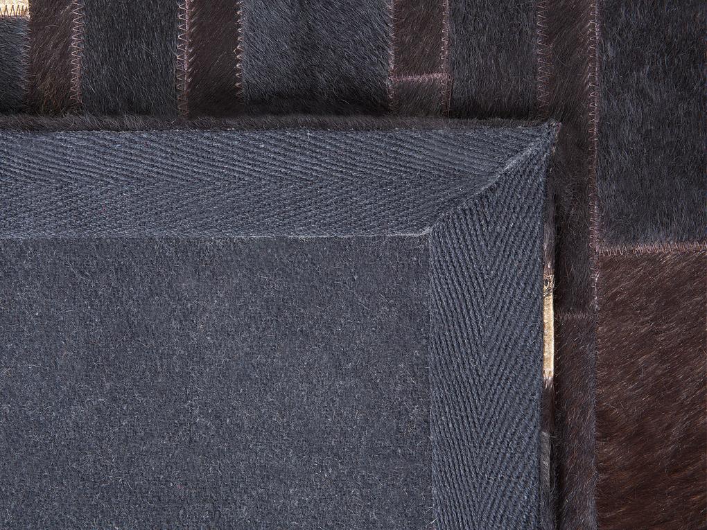 Hnědozlatý patchwork koberec z hovězí kůže 140x200 cm ARTVIN Beliani