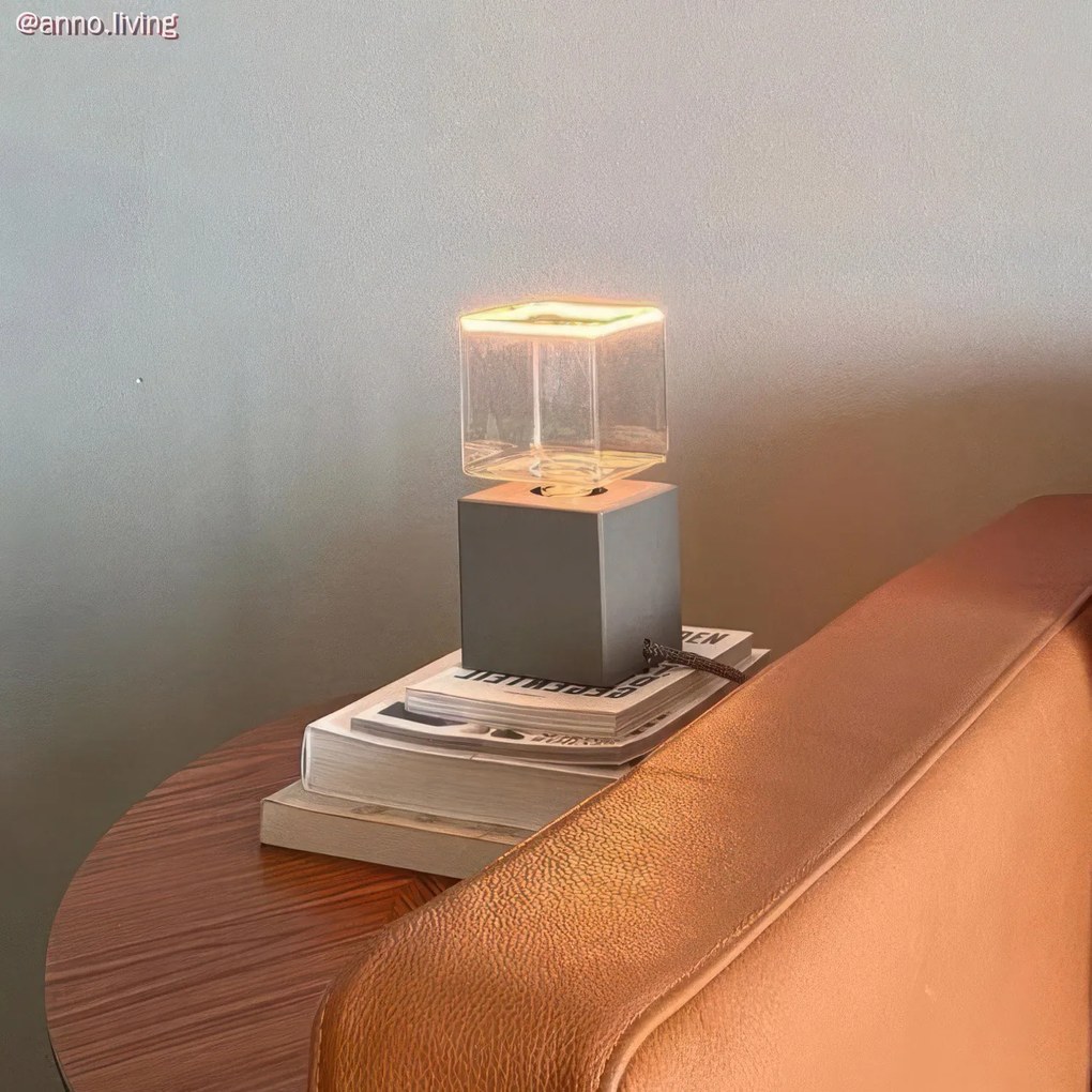 creative cables Lakovaná dřevěná stolní lampa Posaluce cubetto color s textilním kabelem, vypínačem a dvoupólovou zástrčkou Barva: Růžová