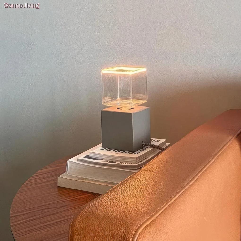 creative cables Lakovaná dřevěná stolní lampa Posaluce cubetto color s textilním kabelem, vypínačem a dvoupólovou zástrčkou Barva: Šedá