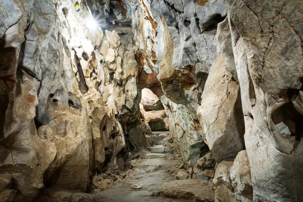 DIMEX | Samolepicí vliesová fototapeta na zeď Tajemná jeskyně MA-5-1692 | 375 x 250 cm | krémová, hnědá, šedá
