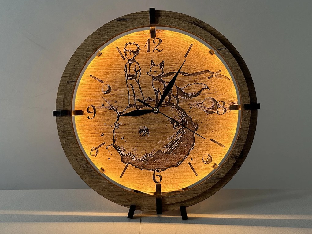 Li-Go "Malý princ" Světelné hodiny 32 cm provedení povrchu: dub světlý, varianta napájení svítidla: 230V pro vývod ze stěny (s přívodním kabelem)