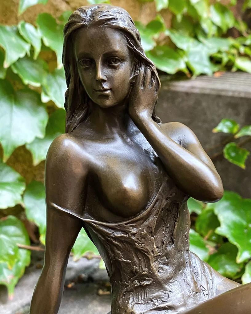 Polonahá sedící dívka bronzová socha