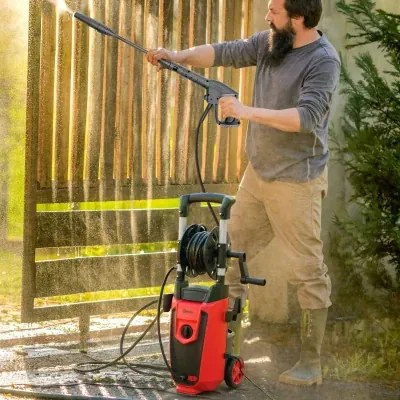Outsunny vysokotlaký čistič 1800 W s příslušenstvím, nastavitelným úhlem a automatickým vypnutím 30x27,5x76 cm červená a černá
