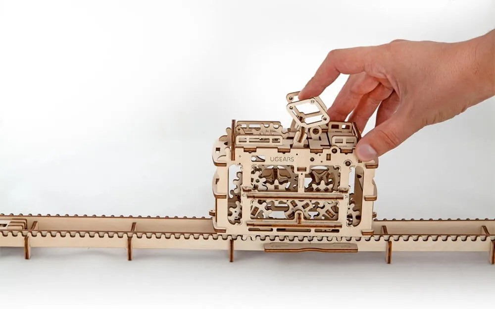 Ugears 3D dřevěné mechanické puzzle Kabinová lanovka s tratí