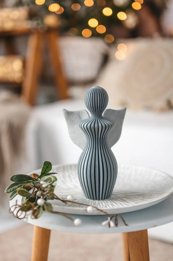 ANDĚL CARO - Designová soška ve tvaru anděla, s jemným vzorem, kamená šeď