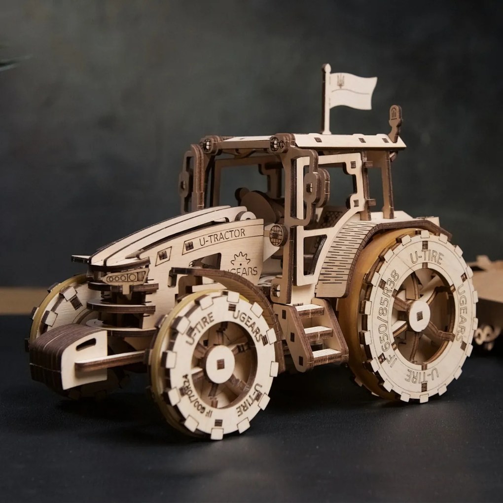 Ugears 3D dřevěné mechanické puzzle Traktor Wins