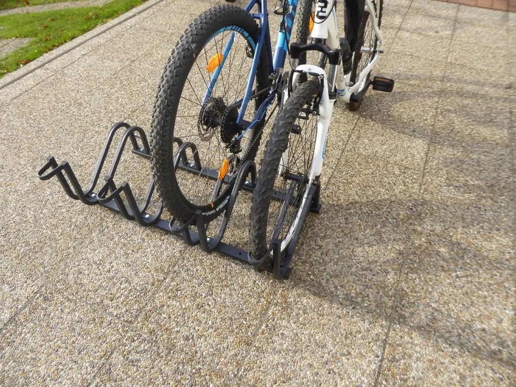 Stojan na kolo s nastavitelným úhlem držáků - vhodný i pro elektrokola KACERLE KS-360 Počet stání: pro 5 kol, Povrchová úprava: žárový zinek