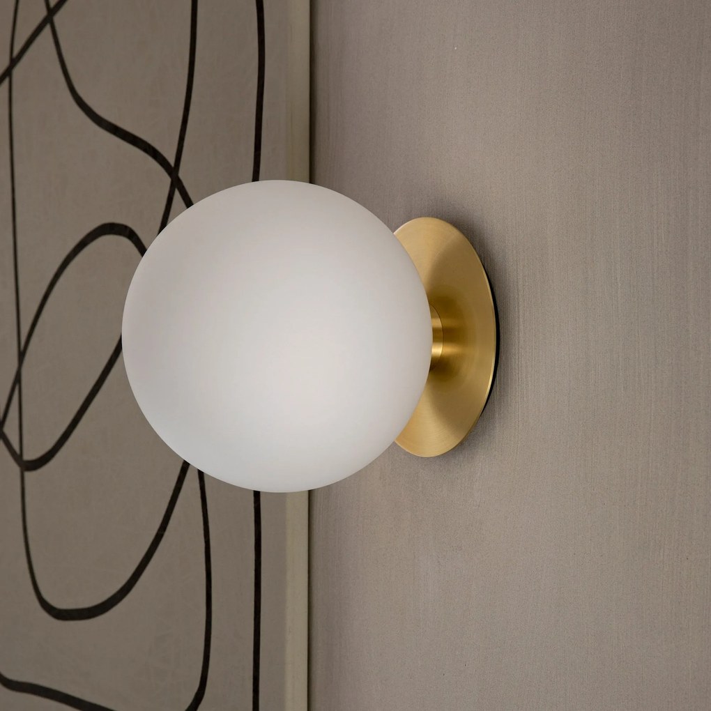 AUDO (MENU) Stolní / nástěnná lampa TR, Brushed Brass, Matt Opal 1462639