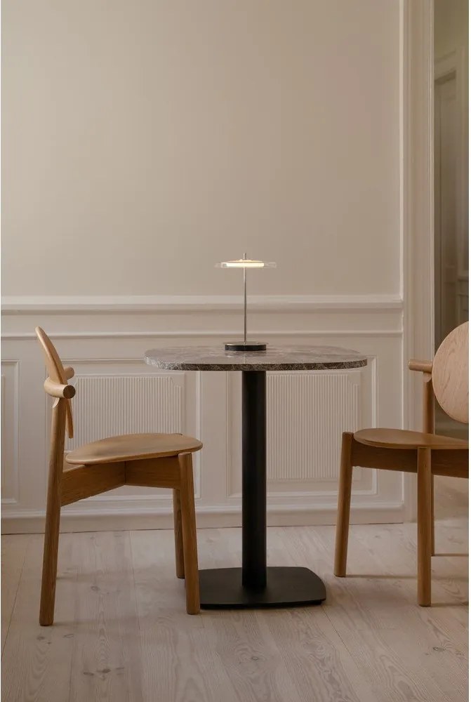Ocelová LED stolní lampa s USB portem ve stříbrné barvě se skleněným stínidlem (výška 31 cm) Asteria Move – UMAGE