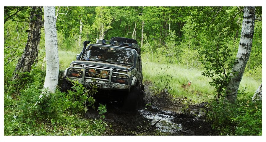 Wallmuralia Foto obraz akrylové sklo Jeep v lese 120x60 cm