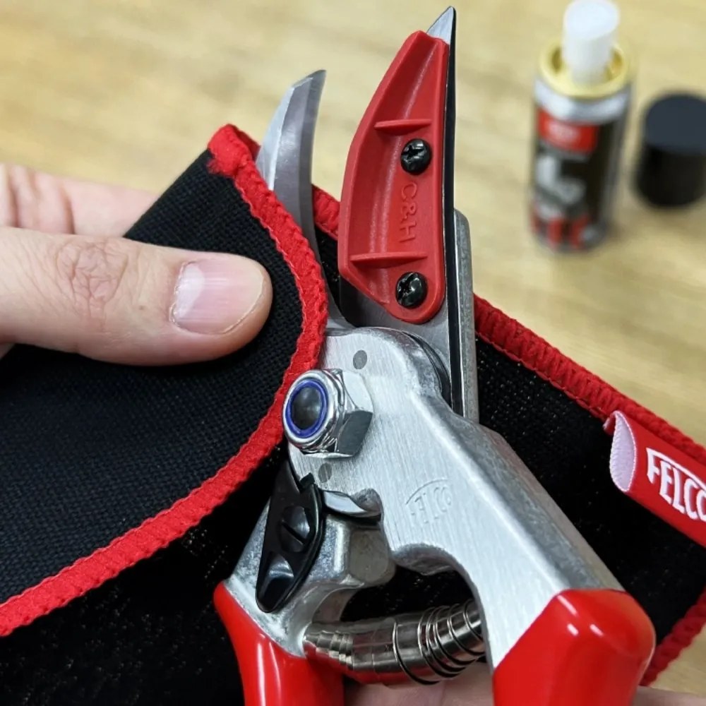 Čisticí utěrka s červeným prošitím FELCO 934