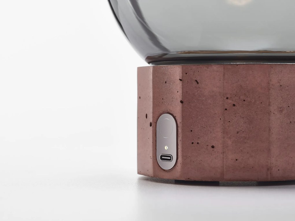 Brokis Designové přenosné svítidlo Sfera Portable PC1271, Ø20,6 cm Povrch Montury: nerezová ocel - broušená (CCS68), Barva skla: triplex opál (CGC39), Povrchová úprava základny: vysokohodnotný beton - přírodní (CSFB2840)