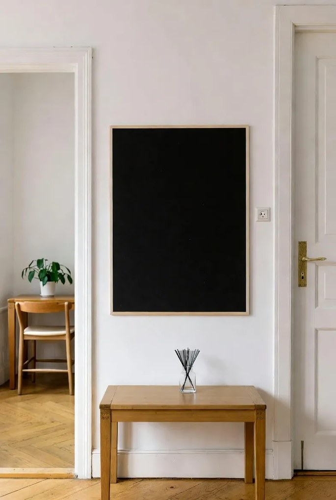 Toptabule.sk Černá magnetická tabule v přírodním dřevěném rámu CLASSIC 90x60 cm