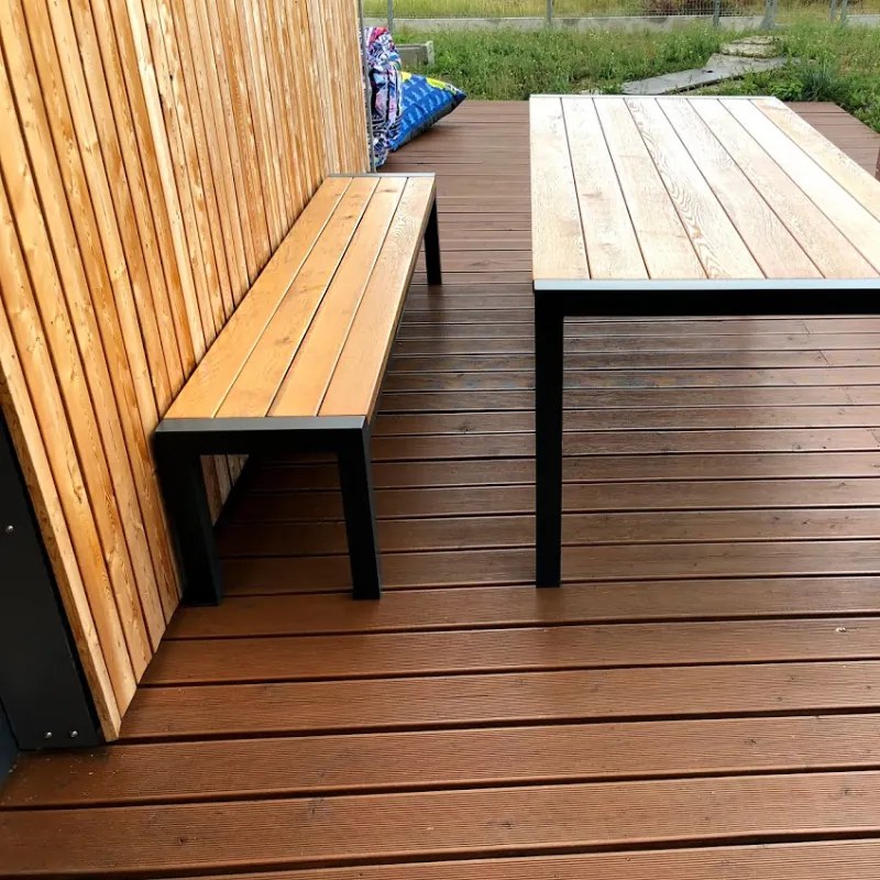 KULHÁNEK Designová zahradní lavice bez opěradla Délka: individuální, Odstín nátěru: olej - bezbarvý, Odstín podnože: černá s jemnou strukturou - JS RAL 9005