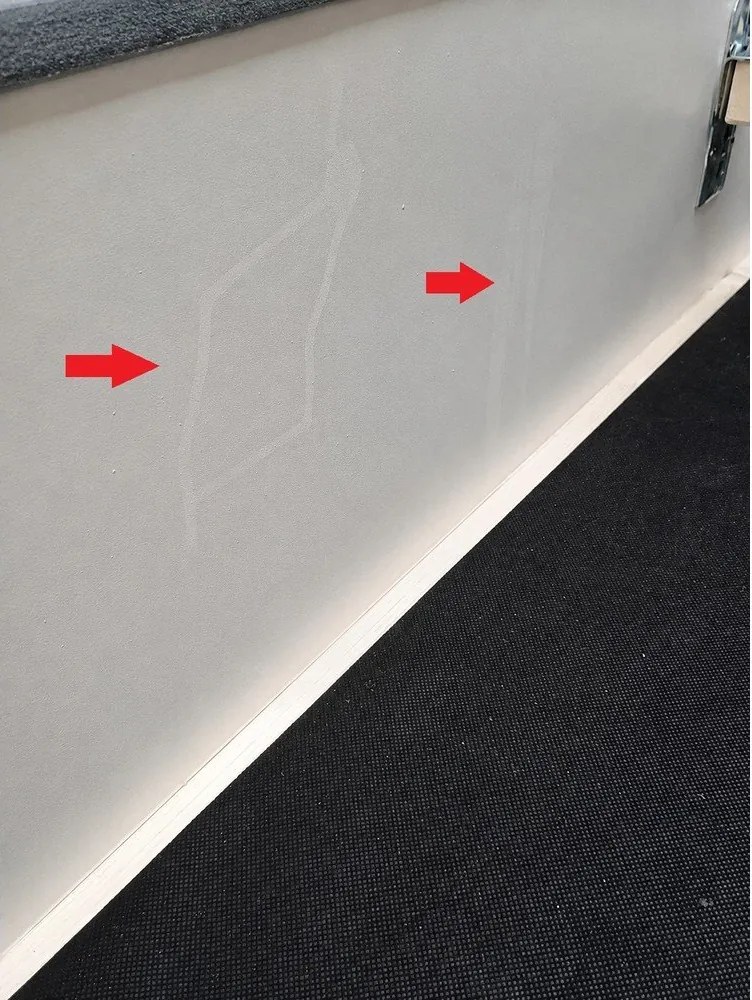 Šedá čalouněná dvoulůžková postel s úložným prostorem s roštem 180x200 cm Thessa Bold Line - II. jakost – Bonami Selection