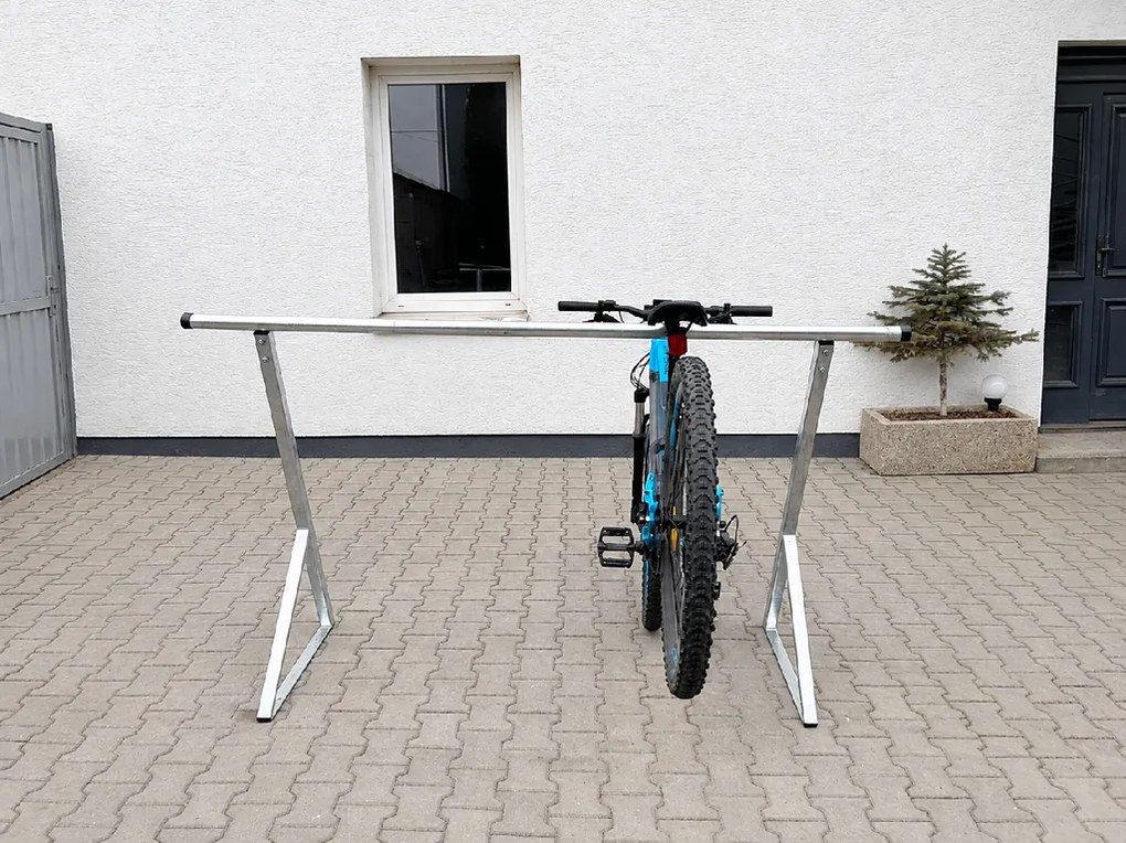 Stojan na kola za sedlo KS-930 | Česká výroba | KACERLE Povrchová úprava: žárový zinek, Délka stojanu: 2,5 m