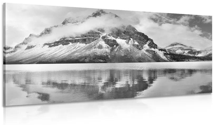 Obraz jezero poblíž nádherné hory v černobílém provedení - 120x60 cm