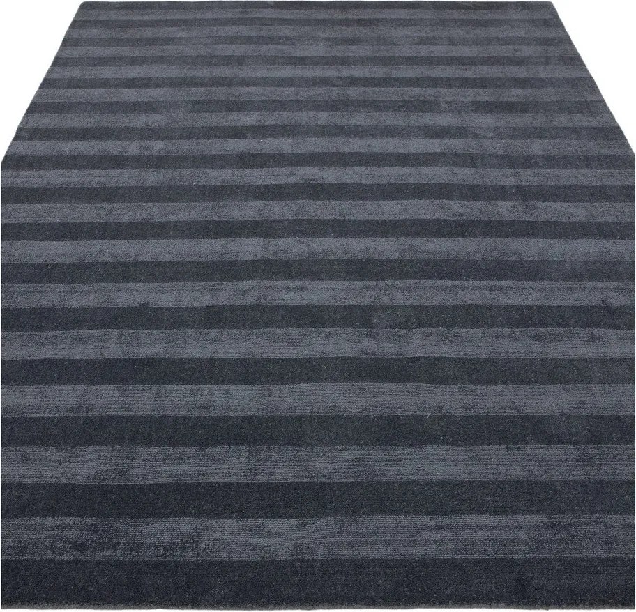 Tmavě modrý ručně tkaný koberec z recyklovaných vláken 160x230 cm Connor – MADE