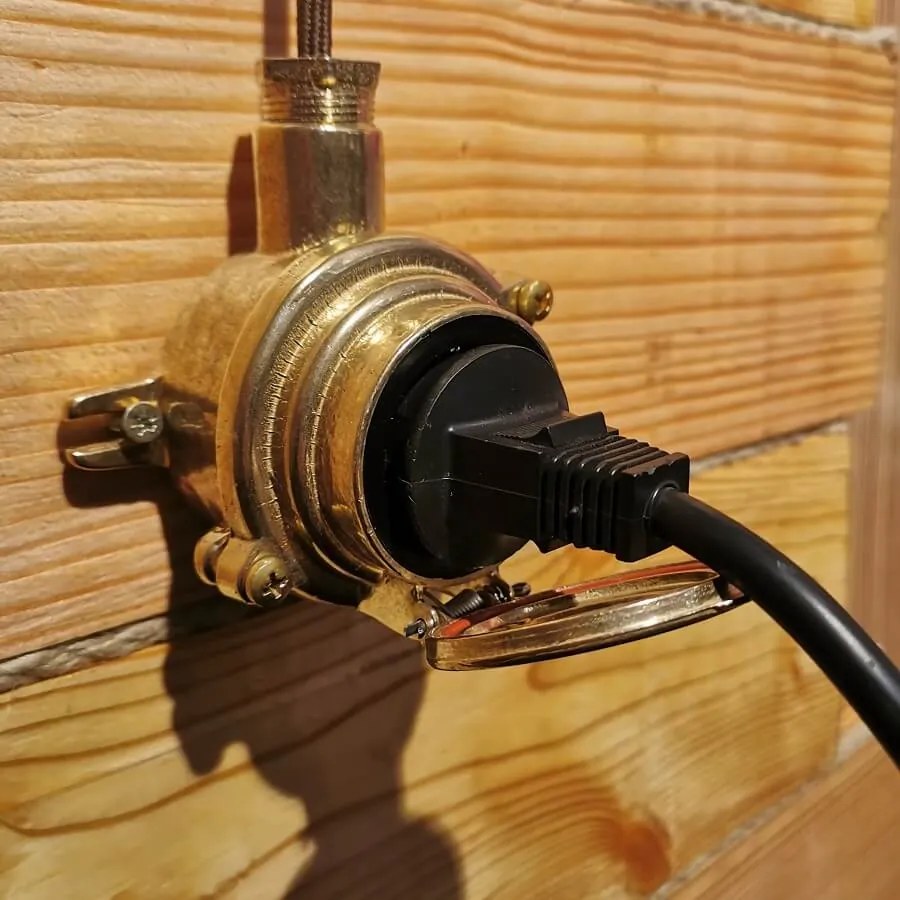 Mosazná retro zásuvka s krytkou SCHUKO IP54 16A