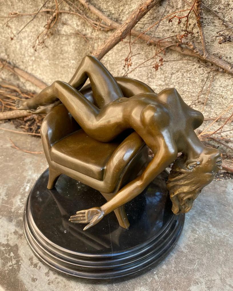 Erotická bronzová socha - Nahá sexy žena na křesle
