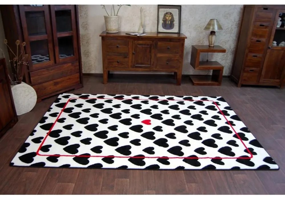 Kusový koberec Srdíčka bílý 160x220cm